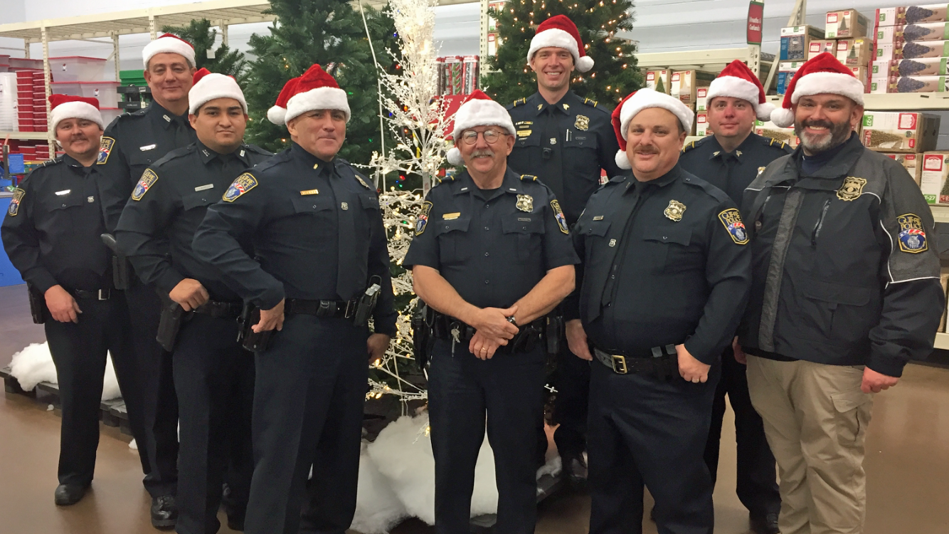 Guthrie police officers help children shop for Christmas – Guthrie News ...