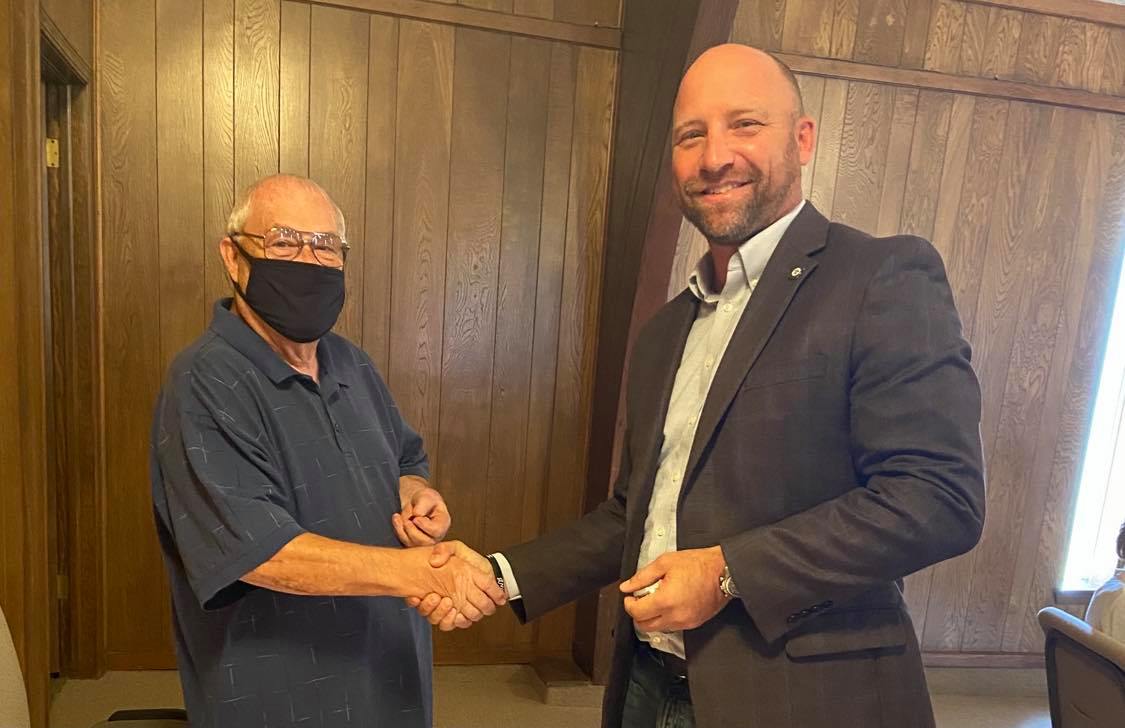 Rep. Mize honors Veterans with Challenger Coin – Guthrie News Page